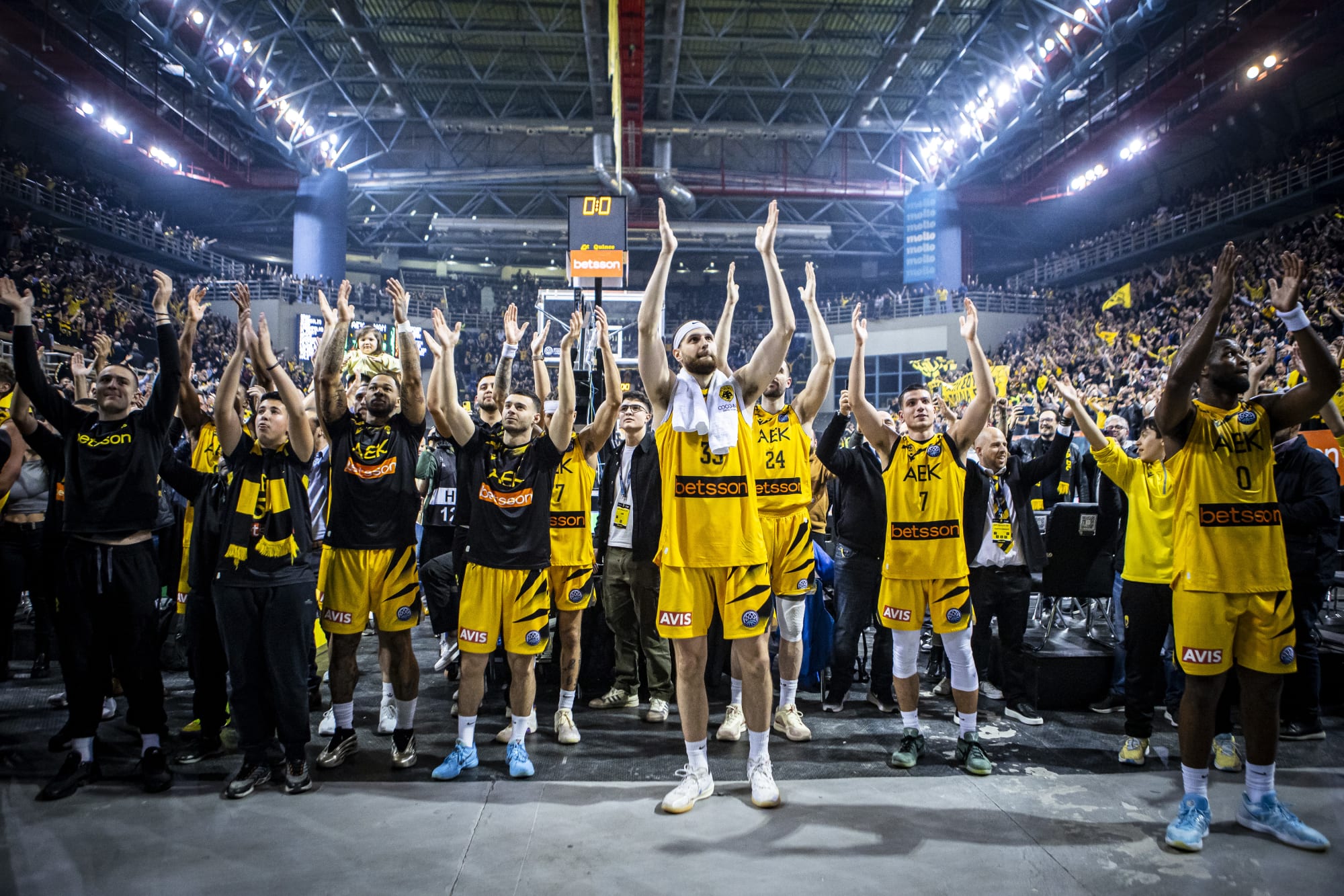 Packed stands send AEK to 1-0; Cummings counts to 33 in Czechia | FIBA ...
